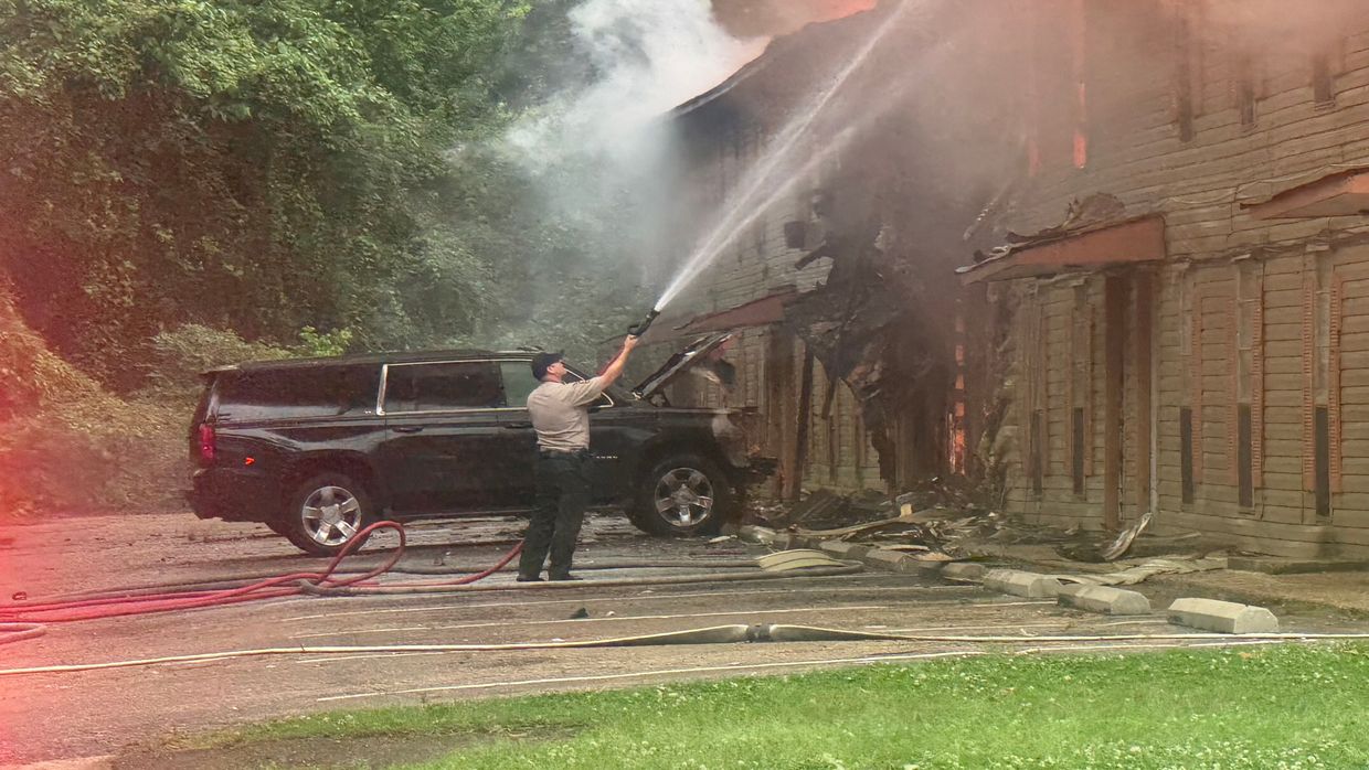 Fire destroys building at Autumn Oaks Apartments