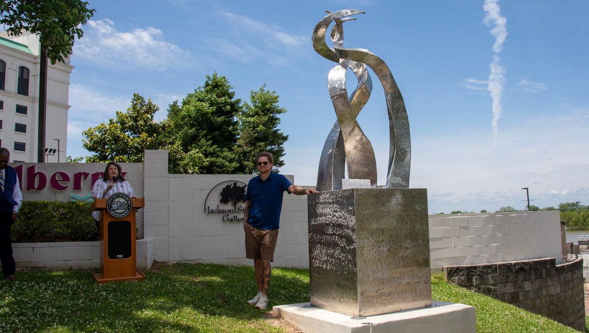 Vicksburg welcomes Thadius statue at Mulberry