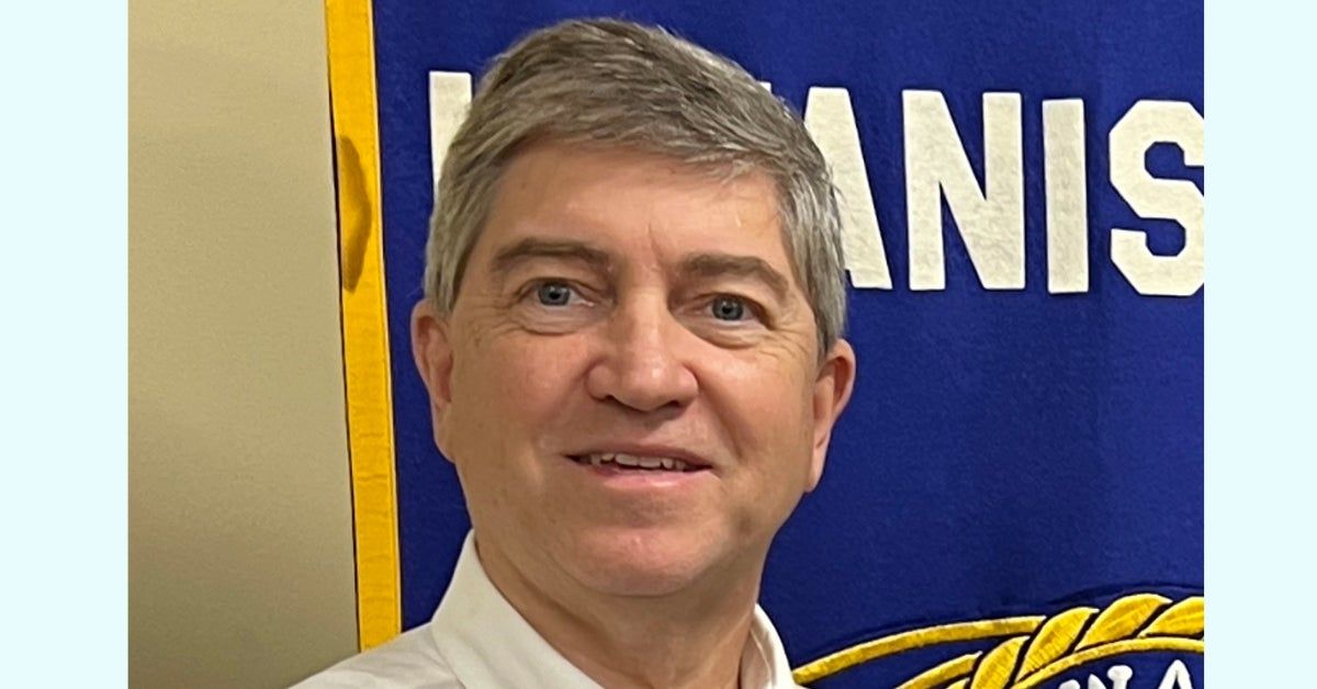 David Blackledge speaks to Vicksburg Kiwanis Club