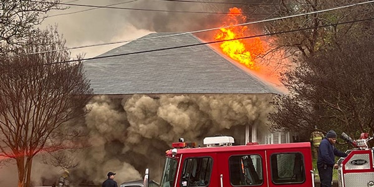 No injuries in Christmas Eve fire at Vicksburg apartment com...