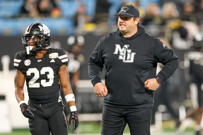 Bulldogs lose bowl game as QB Taylor suffers leg injury