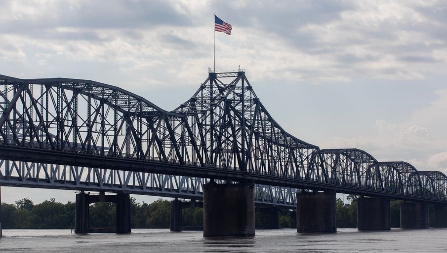 Barges strike Old Mississippi River Bridge; 1 sinks