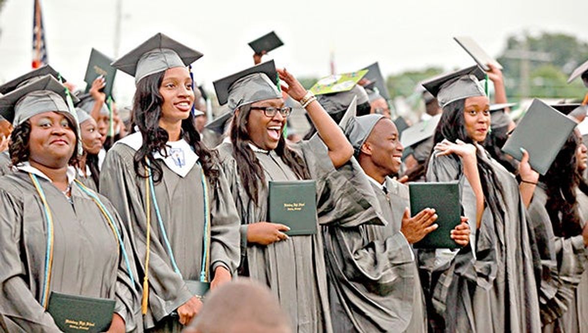 Vicksburg High School sends off 198 seniors