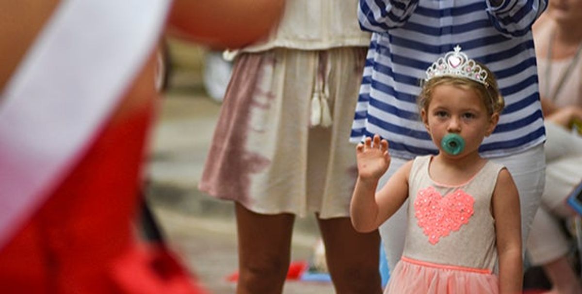 Spectators brave the rain to view parade of pageant contesta...