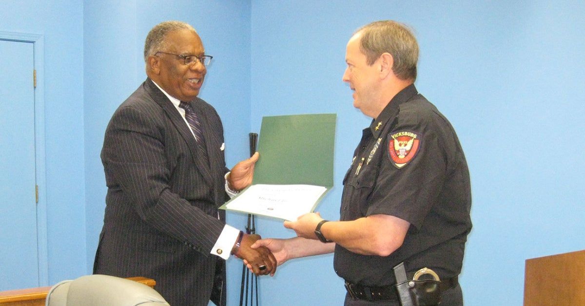Vicksburg Deputy Police Chief Mike Bryant honored for 30 years with de...