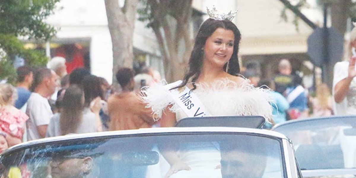 Parade of beauties: Miss Mississippi delegates roll through Vicksburg