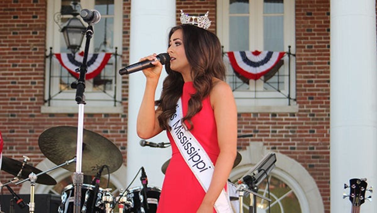 THE VOICE: Former Miss Mississippi Holly Brand advances to Live Perfor...
