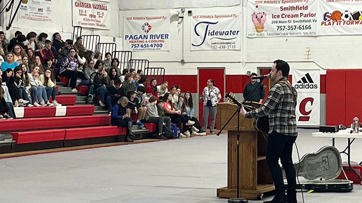 IWA alum returns, performs for students