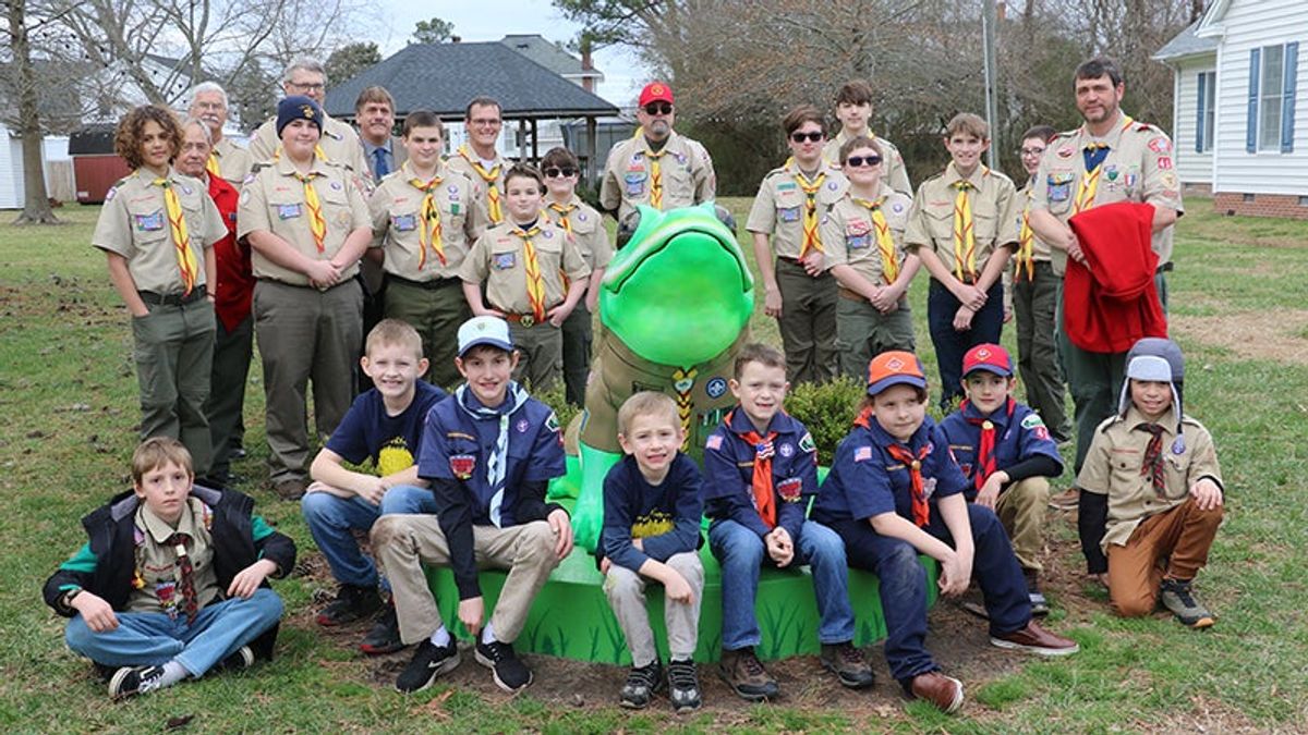 Boy Scout-themed frog sculpture dedicated to town