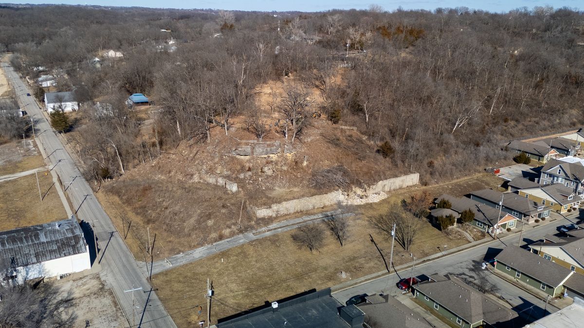 Looky-loos drawn to “Lover’s Leap” as owner reminds it’s pri...